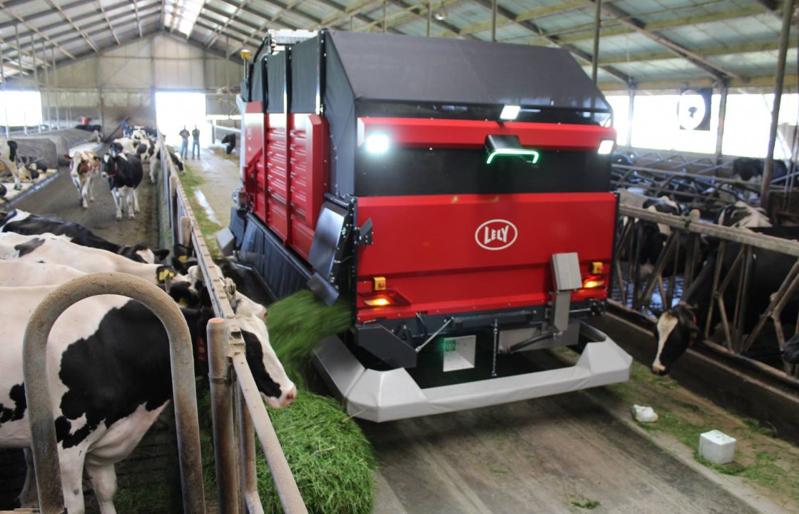 Autonome robot Lely Exos haalt en voert autonoom vers gras - Smart farming